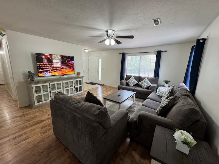 The Gurung Cottage - Branson, MO