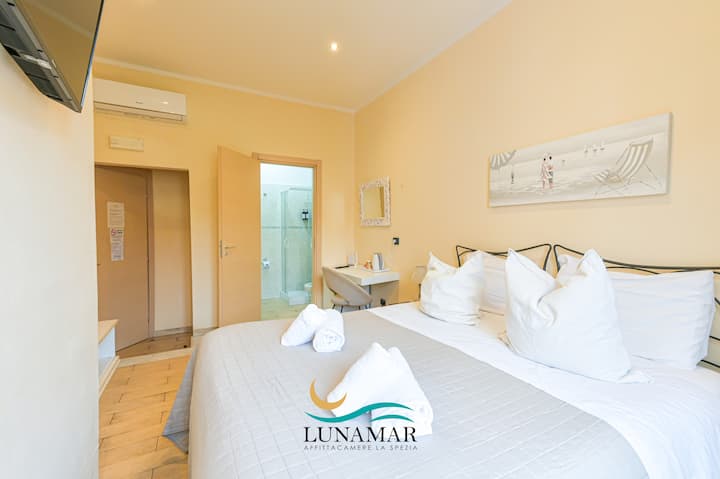 Lunamar Double Or Twin Room Private Bathroom - La Spezia