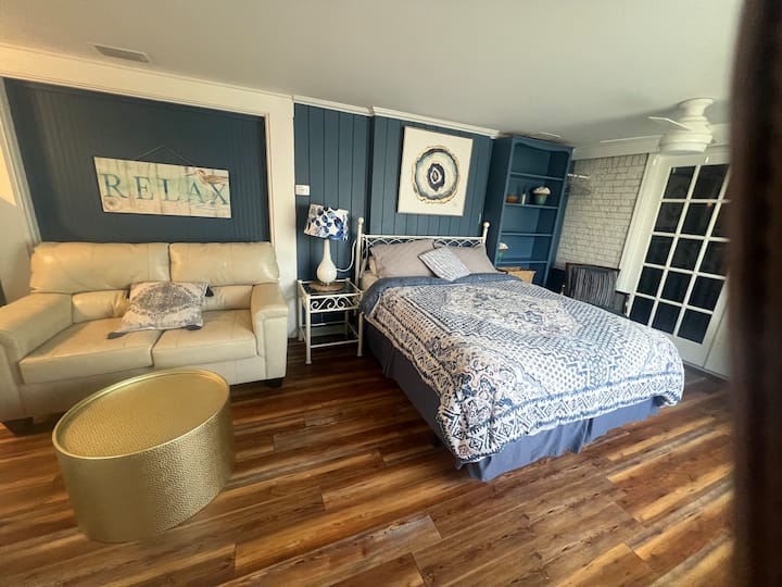 Blue Pool Suite, Private Bath, Priv Keyless Entry - 