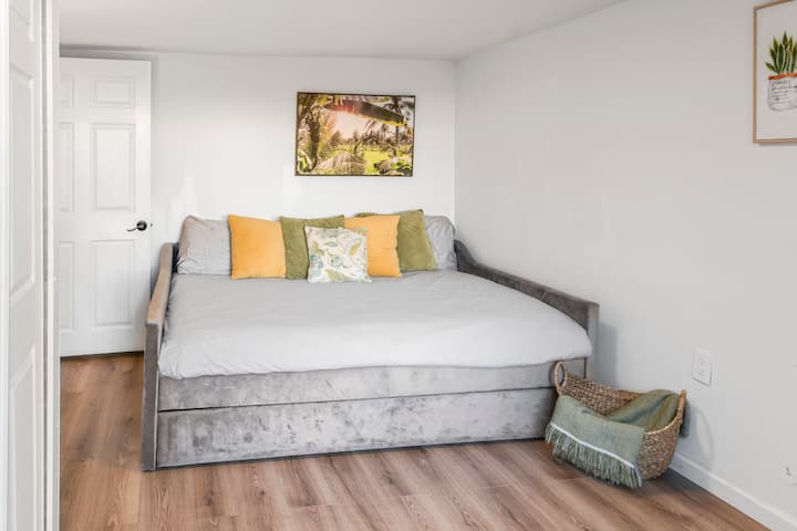 10 Min From Downtown | 2+1 With Private Parking - Spokane, WA