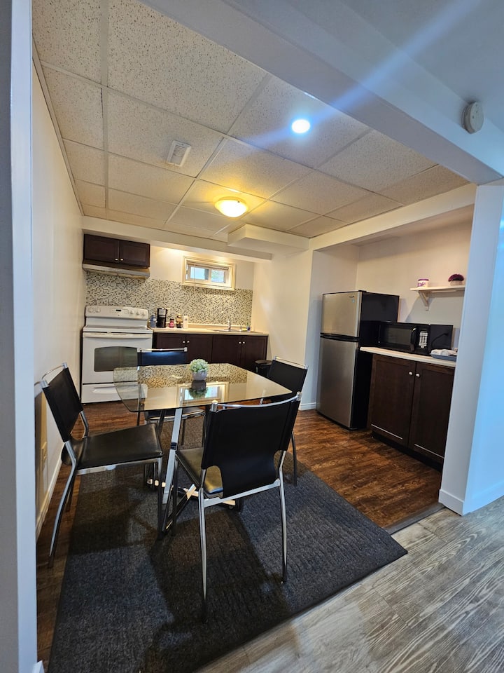 Charming 2br Getaway | Walkable Comfy & Affordable - 基奇納