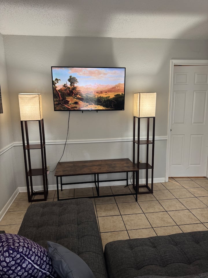 One Bedroom Unit With All Amenities + Washer/dryer - 歐文