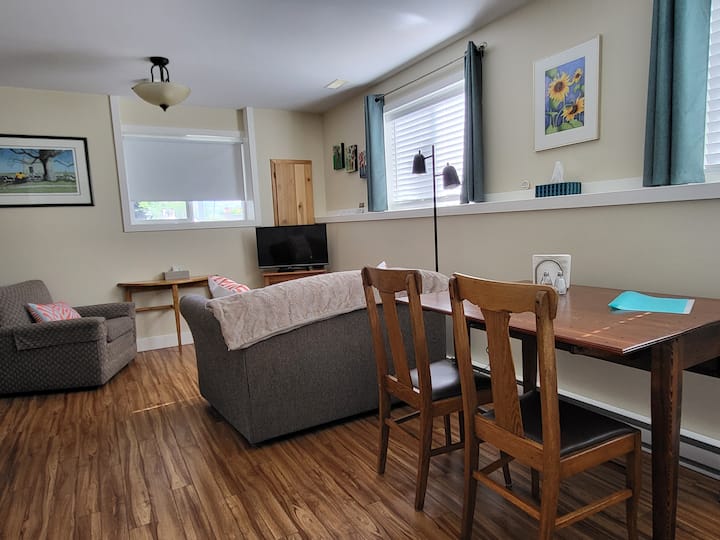 1+ Bdrm Suite, Private Entrance - Oliver