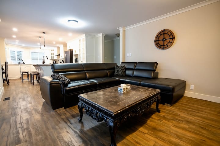 Langley 6-10 Bedroom Farmhouse Sleeps Upto 32 - Aldergrove