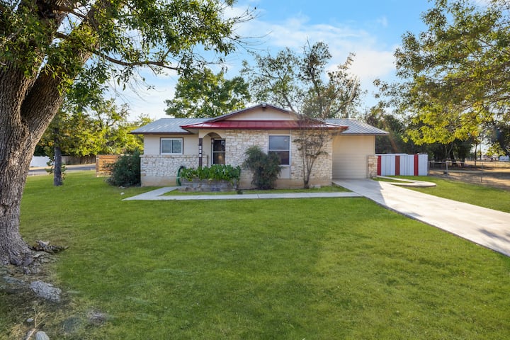 *Hot Tub*pool Table* - 4 Bedroom House - Bandera, TX
