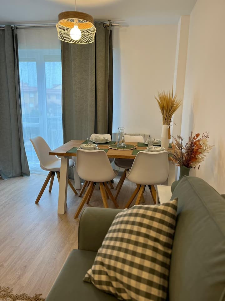 Piso Con Jardín En Comillas. - Comillas