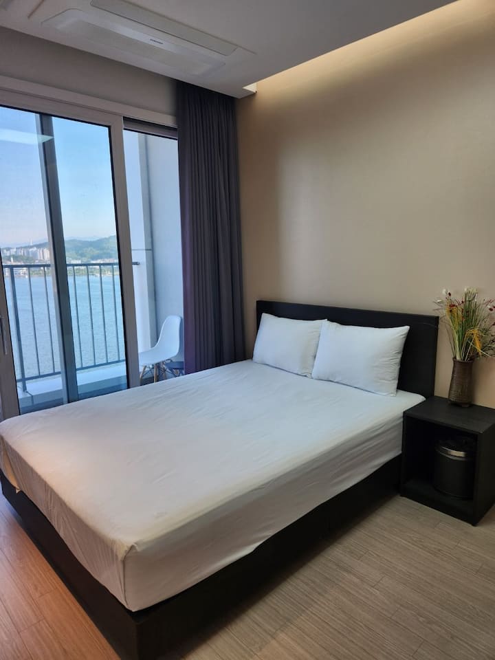 [지니] 썬라이즈호텔 #오션뷰 #청초호뷰, 일출감성, 개인 Ott 가능, 주중특별할인가 - Sokcho-si