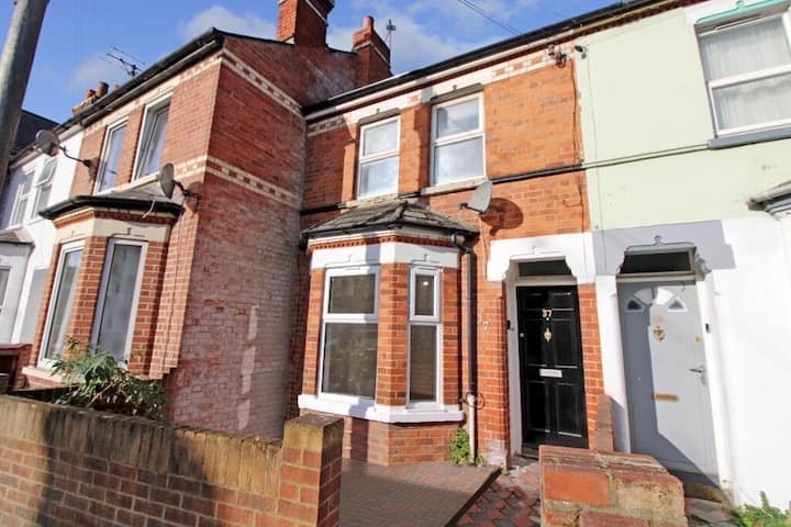 Entire 1 Bed Flat With Garden - Reading