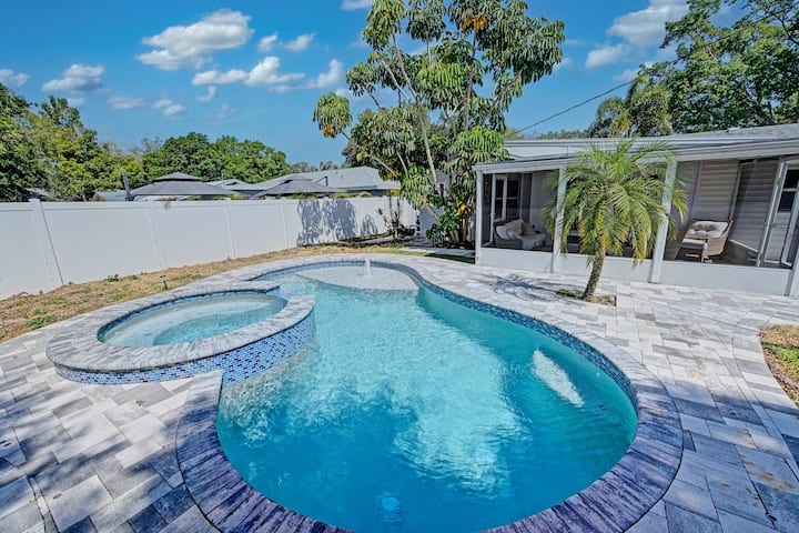 Siesta Sunnyside W/ Heated Pool & Jacuzzi - Sarasota, FL