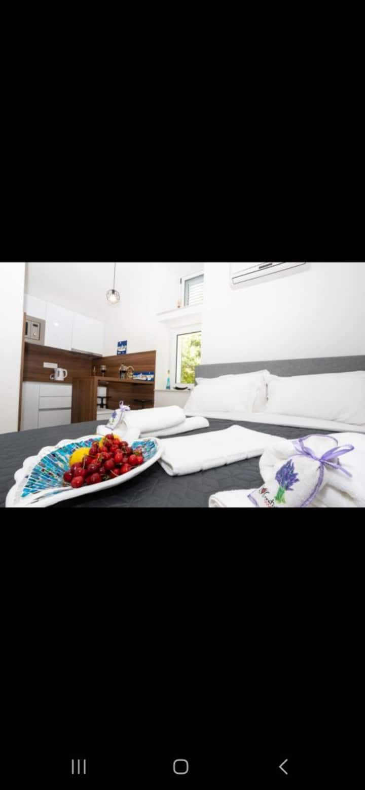 Nov,čist,mali Apartman Za Dvoje - Brela