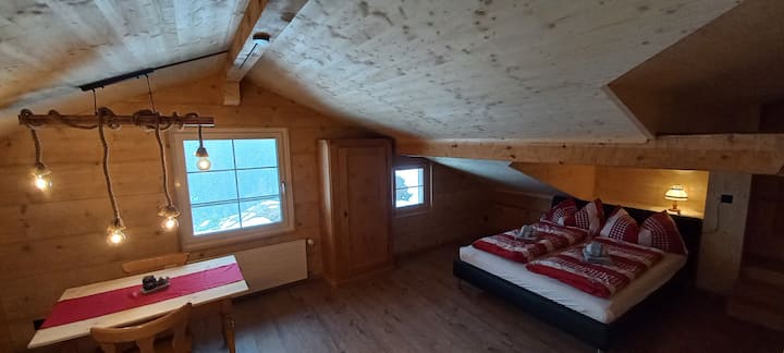 Rustikale Dachsuite  Mit Bergblick - Sankt Antönien