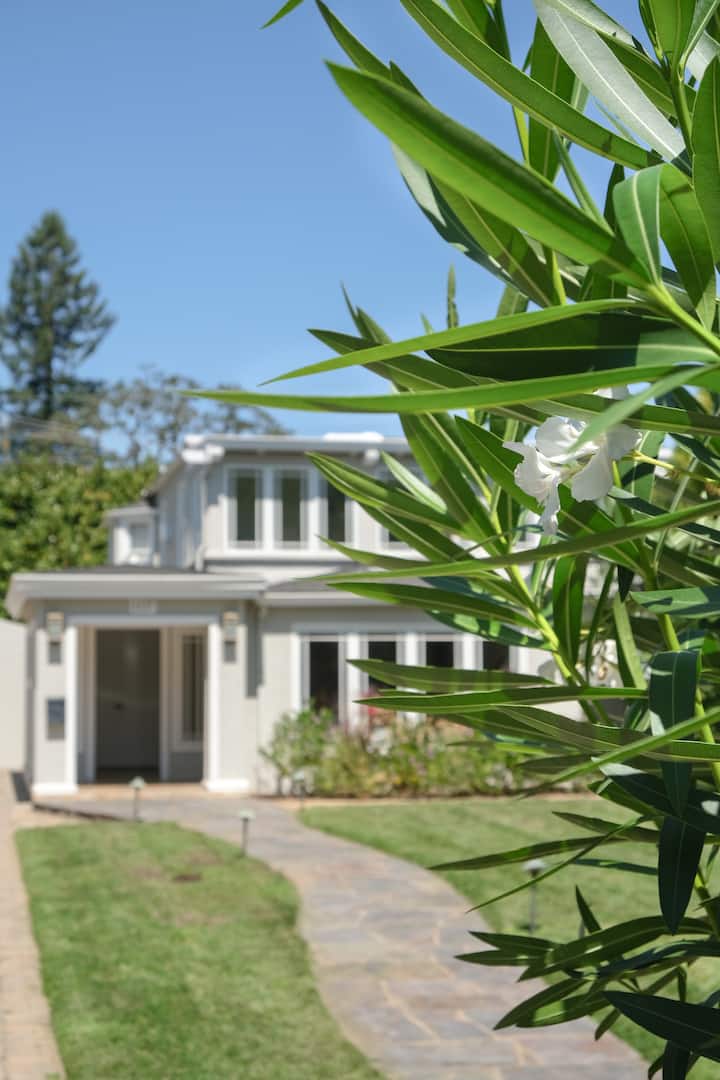 2b In Dt Near Stanford, Big Living Room & Kitchen - Los Altos, CA