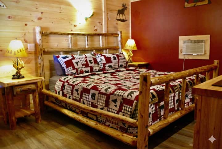 Adirondack Studio For 2: Rustic Charm & Coziness - 6 Flags Queensbury Amusement Park