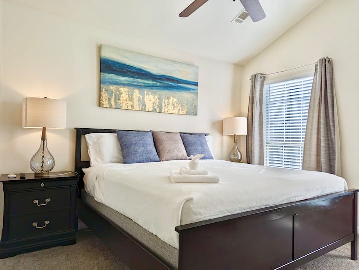 Private Bathroom Tv|desk|i85igas South Arena A3 - Duluth, GA