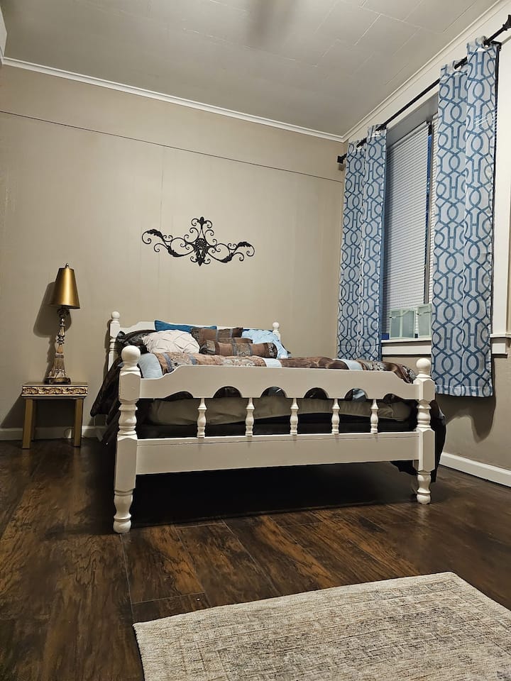 Cozy One Bed, Kitchen, Dining & Bath - El Dorado, AR
