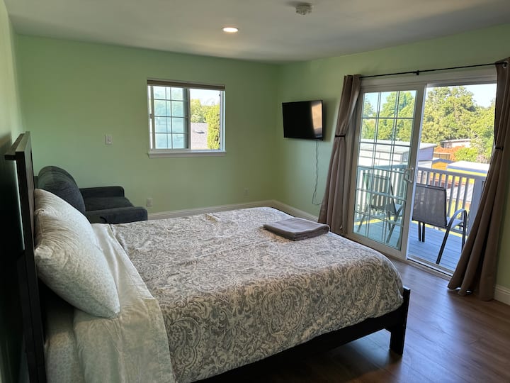 Nuva: Large Room W/ Balcony Near Stanford, Meta - Menlo Park, CA