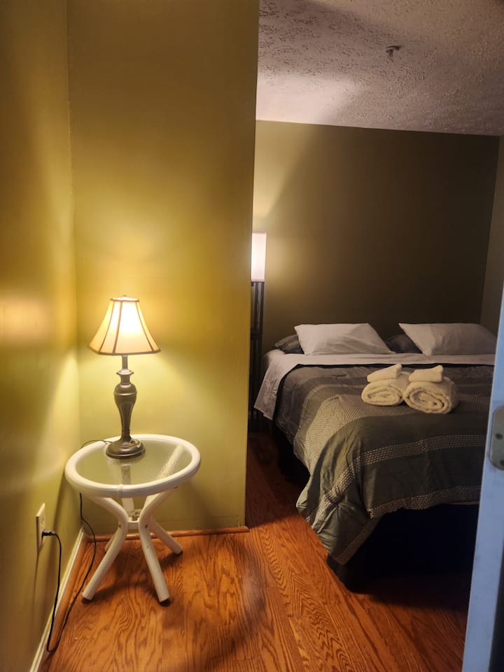 Snug And Cozy Room With King Bed And Door Lock. - Waldorf, MD