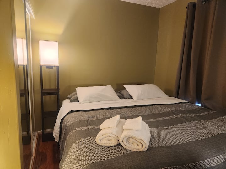 Snug And Cozy Room With King Bed And Door Lock. - Waldorf, MD