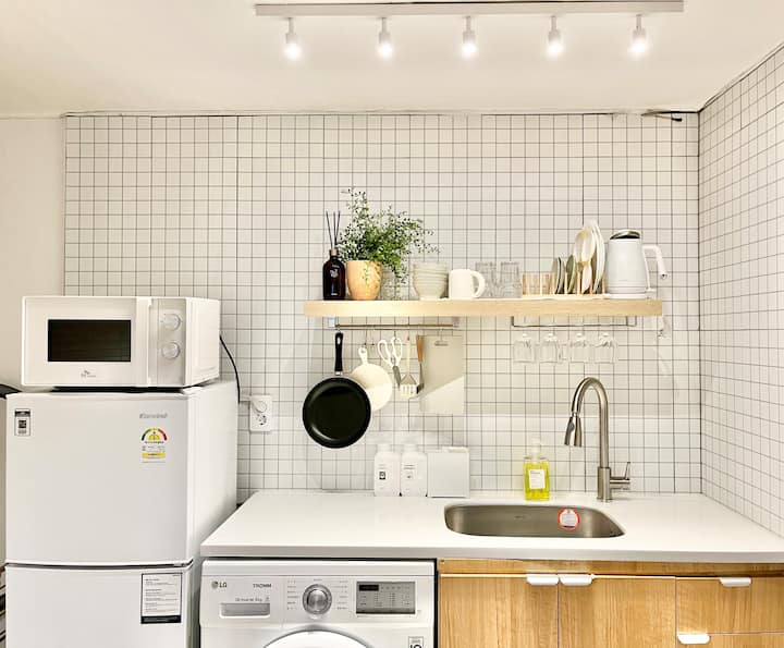 [홍대역# 도보5분]#최고할인#연남#2룸#3베드#스마트tv#합정.연남.홍대 - Seoul