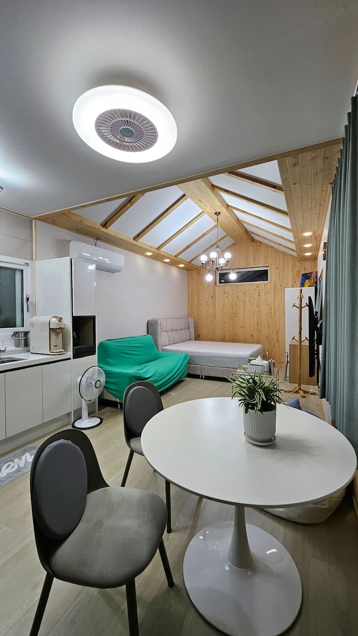 제주서쪽바다_제주완 #돌담집  #바다산책길 - 대한민국