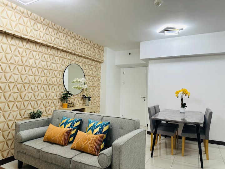Spacious-cozy 2br Suite W/ Balcony In Qc+netflix - Manila