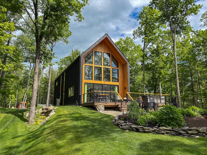 Spring Mountain Retreat + Views, Fire Pit & Tub - State of New York