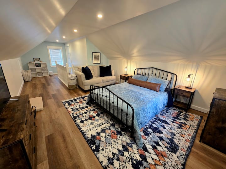 Cozy Updated Cape Cod Home - Carousel, Coal Valley