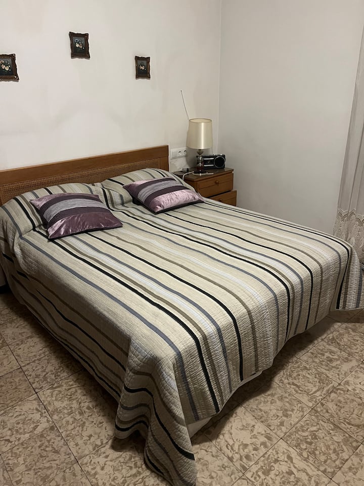 Cómoda Habitació Doble En Apartament Amb Terrassa - Girona