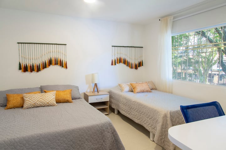 New Modern Apt • Sleeps 4 • Fast Wifi •Great Value - Medellín