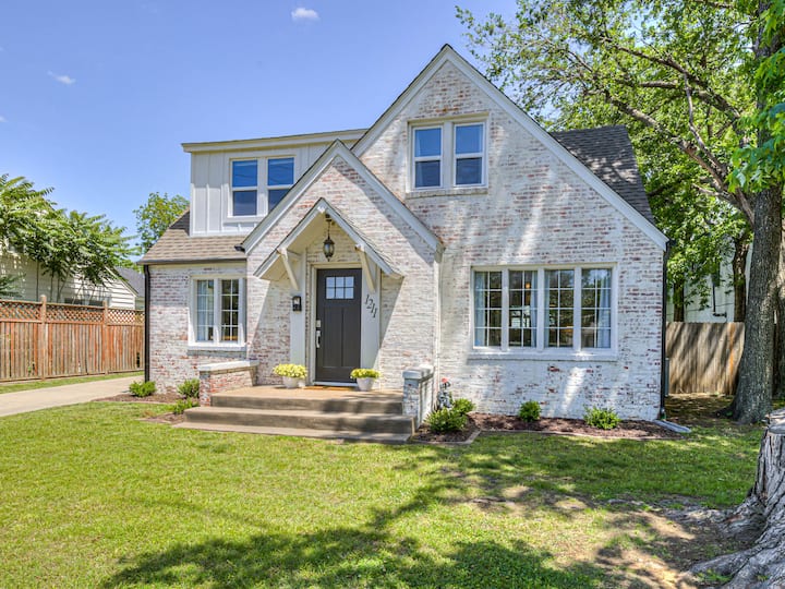 Cottage On Yale Avenue With *Hot Tub* Pet Friendly - Tulsa, OK