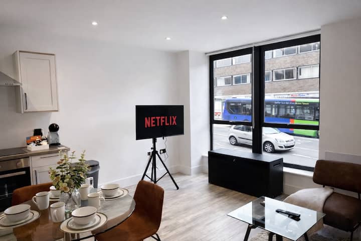 Central Flat With Free Secure Parking - Swindon