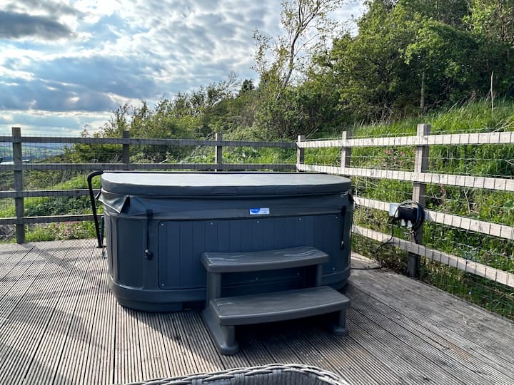 The Stables  1 Bedroom With Private Hot Tub - Oakwell Stadium
