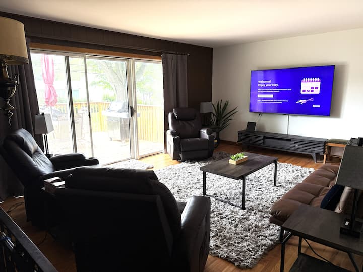 Cozy Ames Getaway With 75 Inch Tv Waiting For You! - Ames, IA