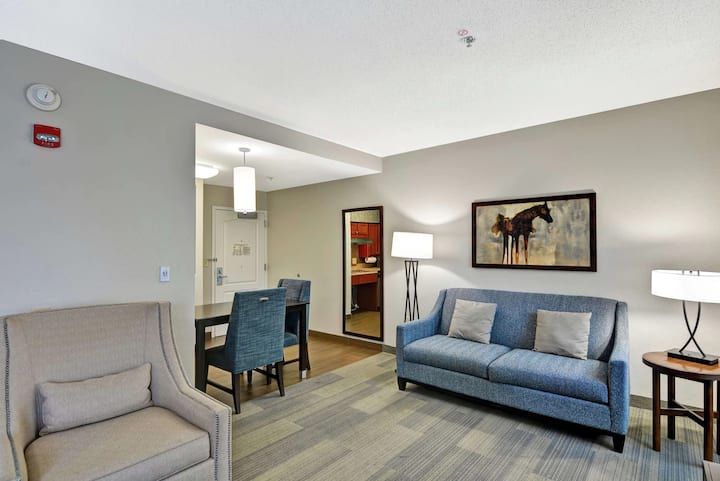 Convenient Extended Queen Stay W/ Full Kitchen - Lexington, KY