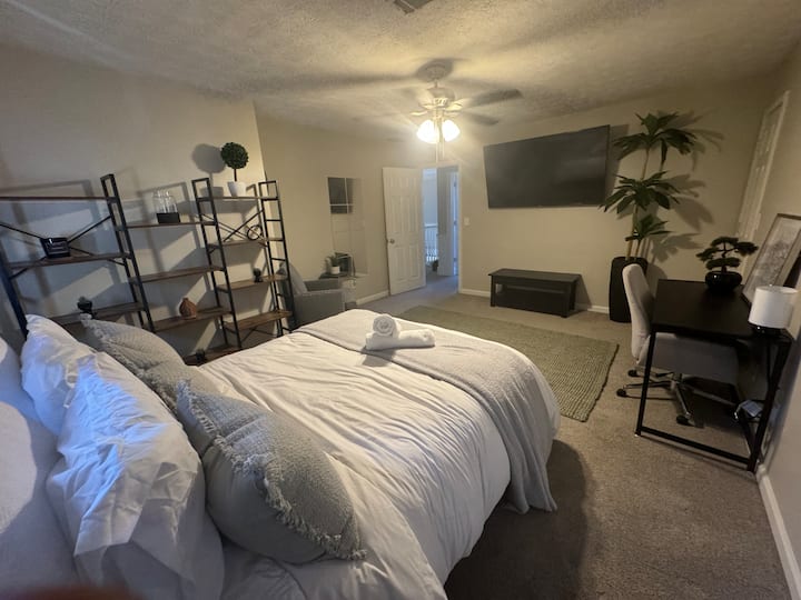 Private Suite In Country Club - Duluth, GA