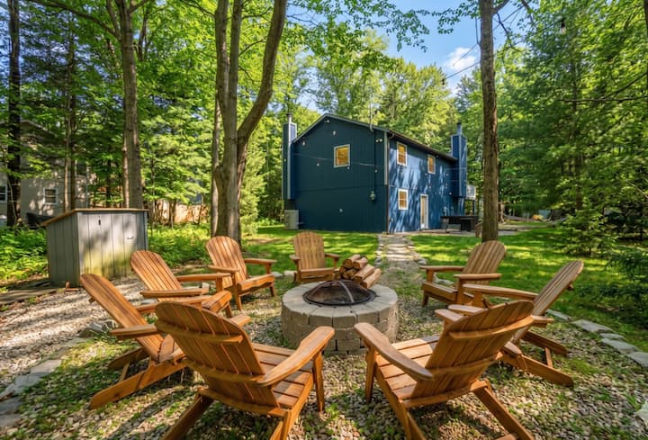 Poconos Chalet: Hot Tub, Arcade, Fire Pit & Ac - Mount Pocono, PA