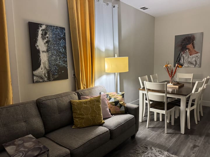 Family-friendly 2br+optional Upper Suite | Parking - Chicago, IL