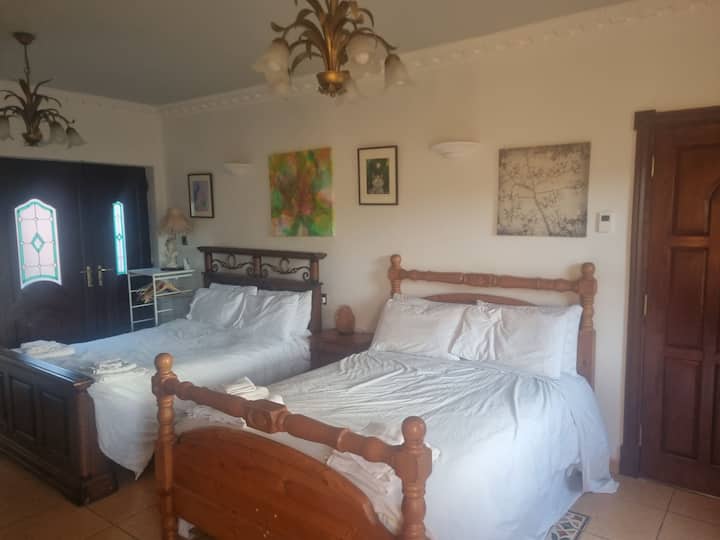 Pooken Family Room 3 Kingsize Beds 1 Double Bed - Skibbereen