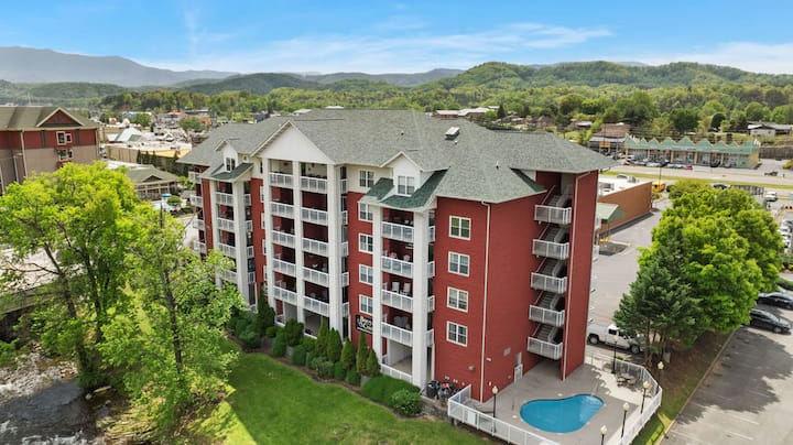 Room For The Whole Crew! Spacious 2 Br, Sleeps 8 - Pigeon Forge, TN