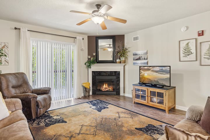 Riverfront Just 1.5 Blocks From Parkway – Walk-in - Pigeon Forge, TN