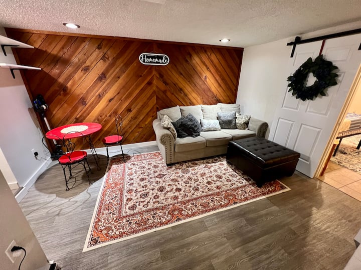 Westwood Walkout Basement (Recently Remodeled!) - Splash Park, Manhattan