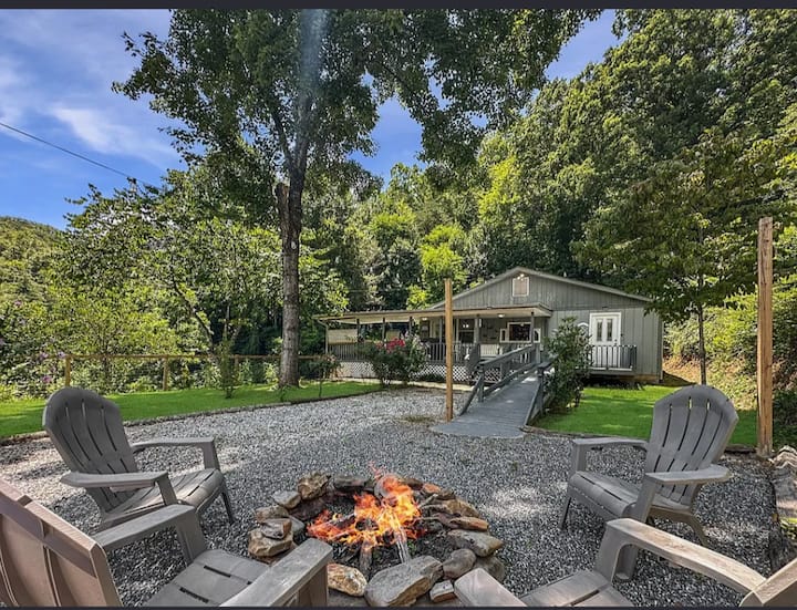 Goldilocks Cozy Hideaway! 5miles To Town. - Bryson City, NC