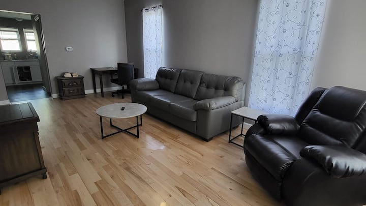 Cute And Cozy 2bd House With Garage - Cedar Rapids, IA