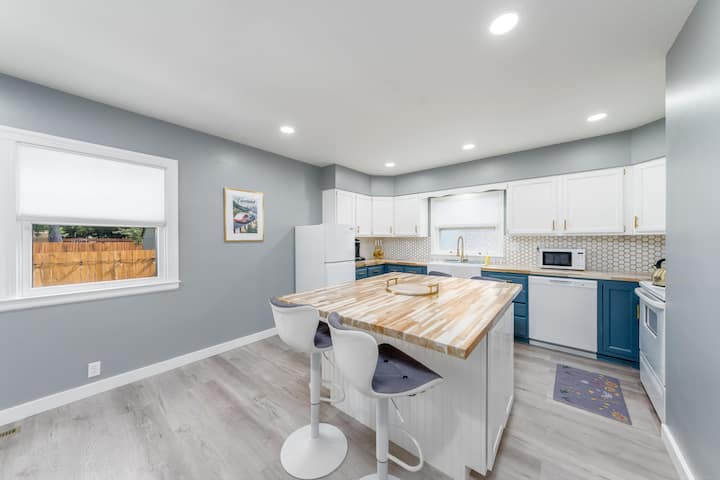 Adorable Downtown Loveland Chalet - Pets Welcome! - Loveland, CO