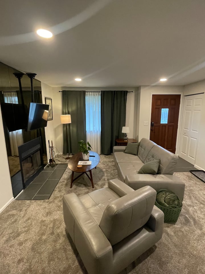 Cozy North-central Tacoma Home - Tacoma, WA