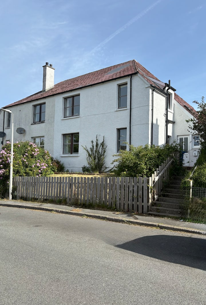 Portree, 2 Bedroom Flat, 3beds, Sleeps 5 - Skye