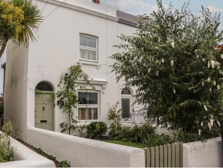 Beach Cottage ‘The Officers Mess’ - Eastbourne