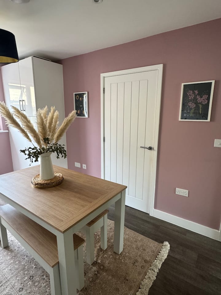 Cotswold Countryside King Bedroom - Witney
