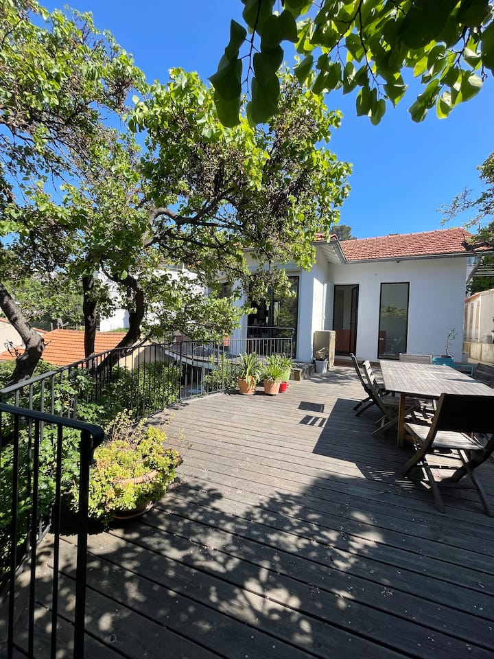 Grandes Terrasses Au Calme Au Pied De Notre Dame - Marseille