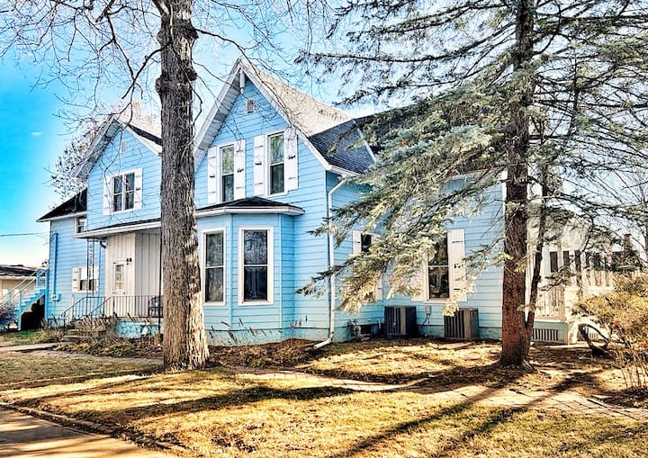 Magnificent Riverfront Victorian House ! - Ottawa, IL